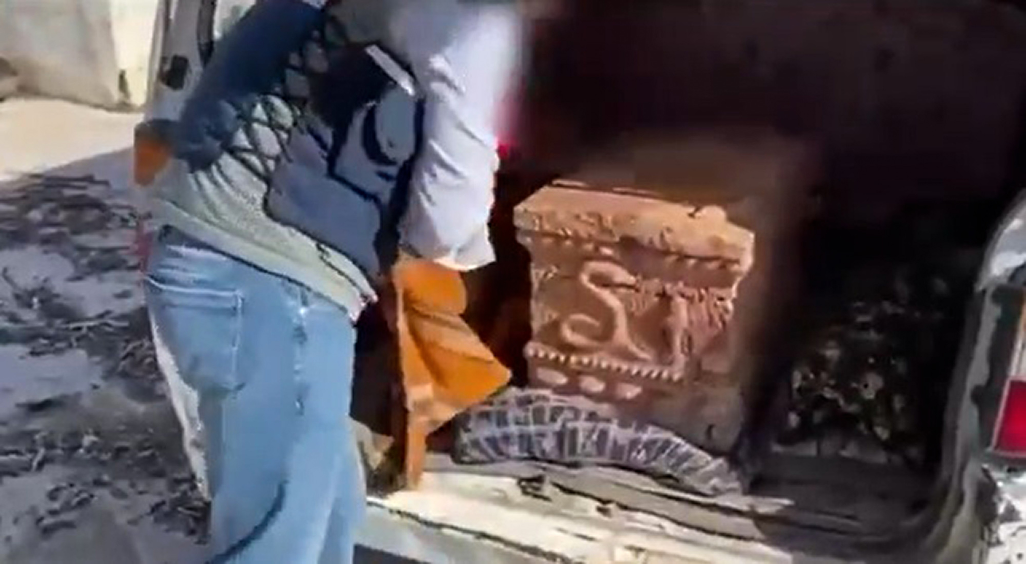 TOMB SAVERS - Treasure Cops Seize Breathtaking Roman Casket From Back ...