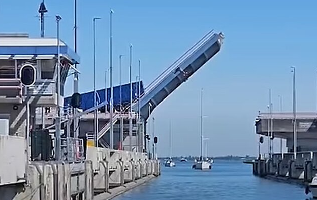 A BRIDGE TOO ARGGGHHH - Drivers Left Dangling On Drawbridge