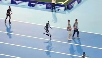 FUTURE SHOCK – Crowd Horrified As Robot Runner Flattens Man